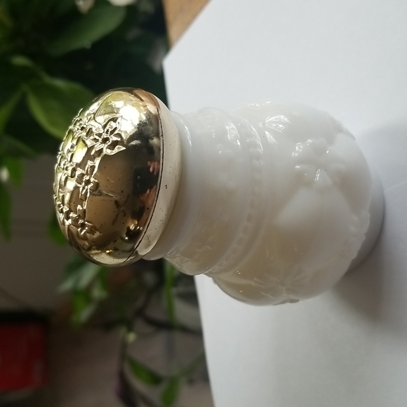 Avon | Other | Vintage Avon Moonwind Powder Sachet Milk Glass Shaker 25 ...